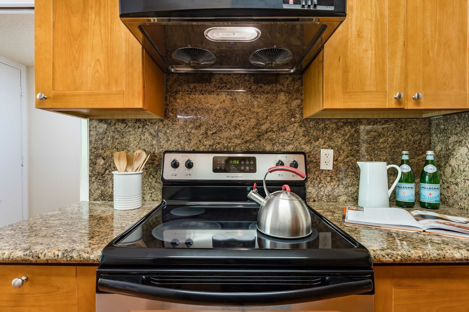 10.Kitchen_05_ZK - DeLeon Realty